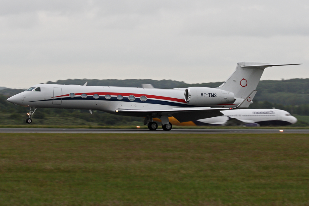 Luton 17-06-2011 - Civilian Aviation