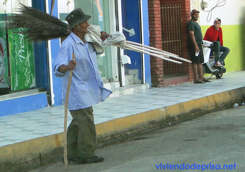 Vendiendo escobas de Tiriguillo.